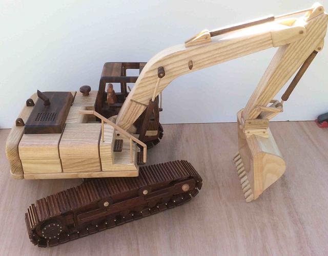 Excavator on tracks - Woodworking Project by Dutchy - Craftisian