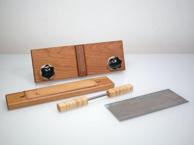 Card Scraper Holder/ Vise - Woodworking Project by YRTi (Mas) - Craftisian