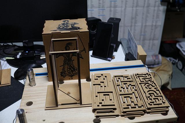 Maze Box Puzzle with Interchangeable Mazes - Woodworking Project by ...