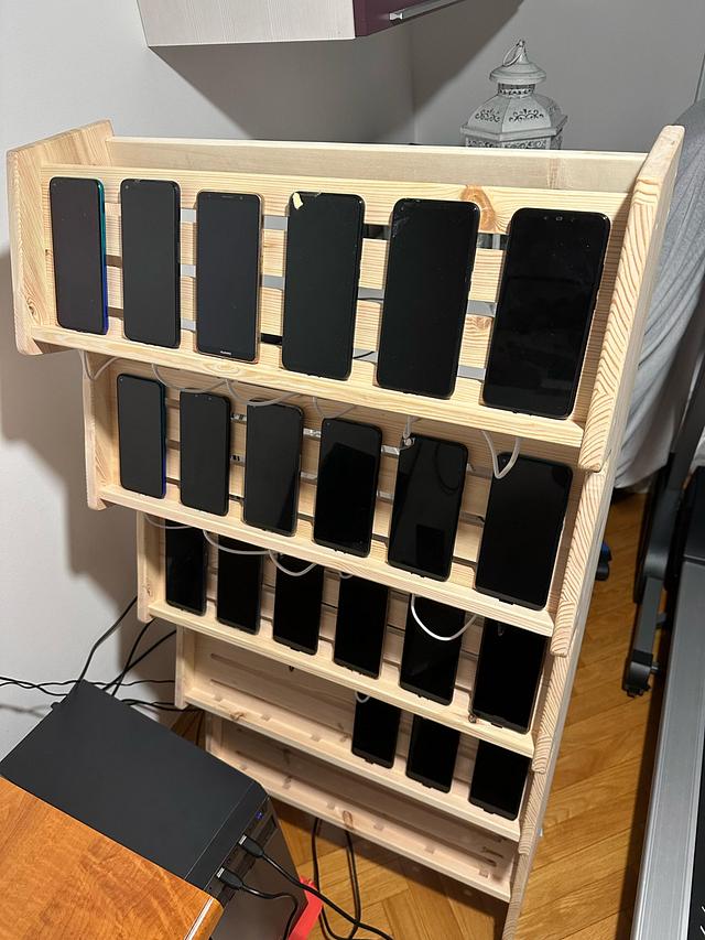 MOBILE PHONES STAND - Woodworking Project by majuvla - Craftisian