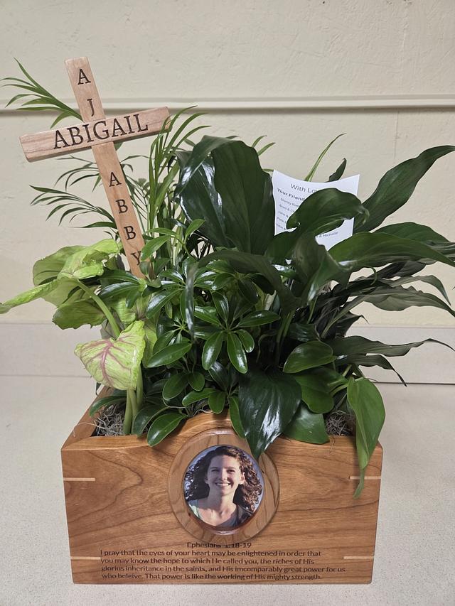 Memorial Planter - Woodworking Project by Jim Jakosh - Craftisian