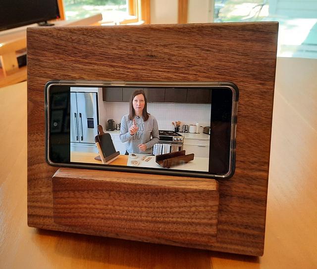 Phone stand - Woodworking Project by BB1 - Craftisian