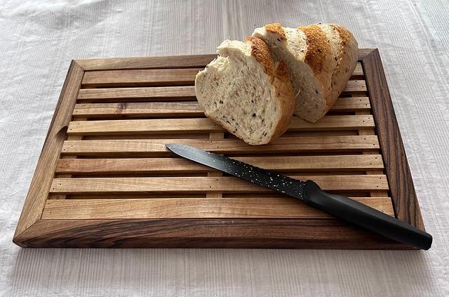 BREAD CUTTING BOARD - Woodworking Project by majuvla - Craftisian