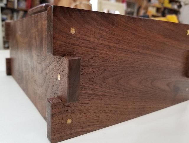 LITTLE FIGURED WALNUT BOX WITH CARVING - Craftisian