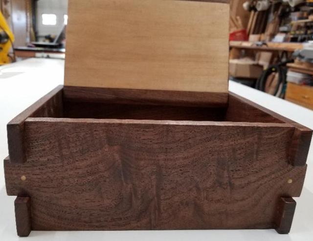 LITTLE FIGURED WALNUT BOX WITH CARVING - Craftisian